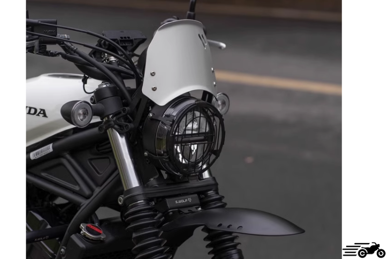 Honda SCL500 windshield - REM